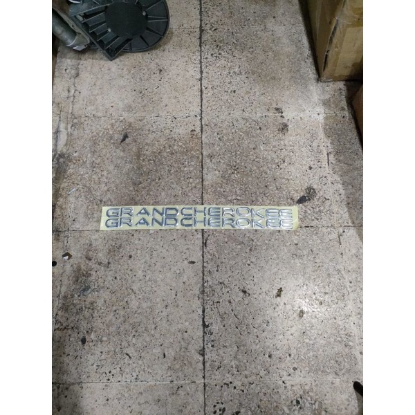 Jual emblem tulisan grand cherokee Jeep grand cherokee WJ ZJ | Shopee ...