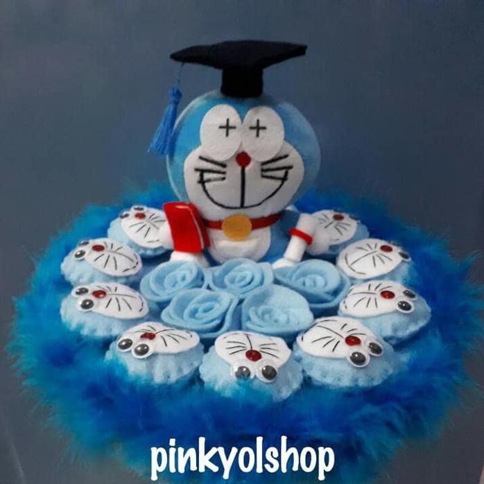 Jual BUKET BONEKA DORAEMON WISUDA BUNGA BIRU BM1769 GT45 | Shopee Indonesia
