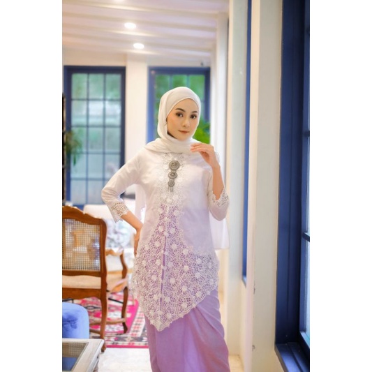 Jual Kebaya Bordir Kerancang Panjang Petunia - Hana Ethnique - Kebaya ...