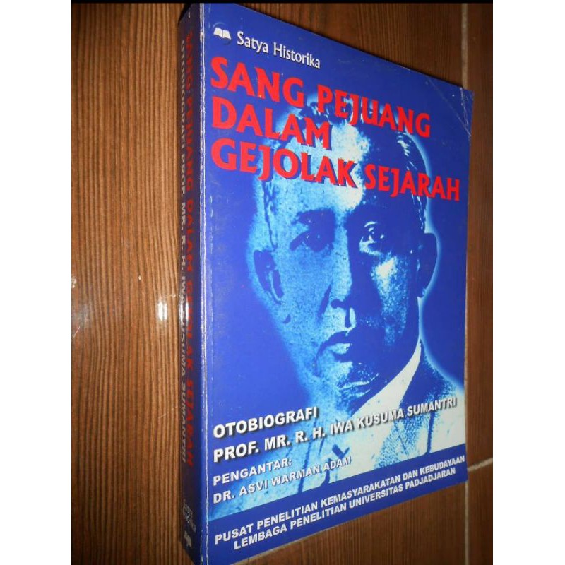 Jual Buku Sang Pejuang dalam Gejolak Sejarah Otobiografi Prof. Mr. R. H. Iwa Kusuma Sumantri ...