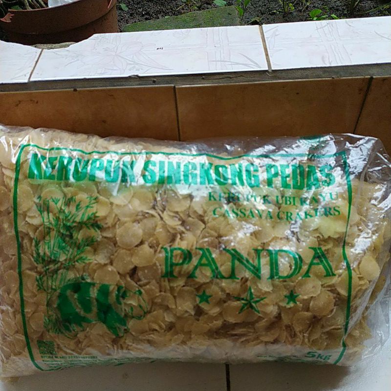 Jual KERIPIK SINGKONG PEDAS MENTAH CAP PANDA. KRIPIK. CEREPIK. KERUPUK ...