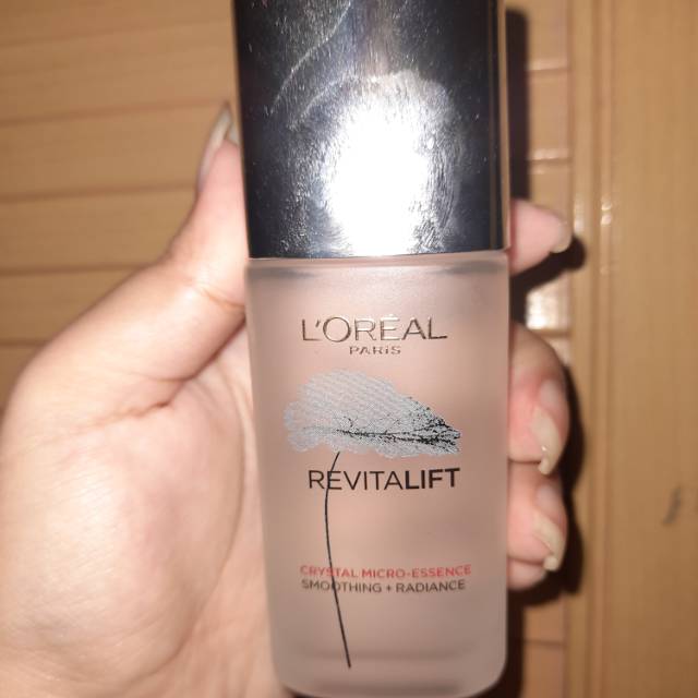 Jual L'Oreal Paris Revitalift Cristal Micro Essence 65 ml Silver Cap ...