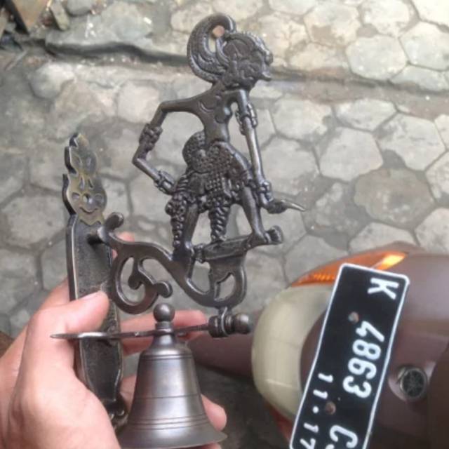 Jual Bel Lonceng Rumah Pagar Kuningan Antik Motif Wayang Bima | Shopee ...