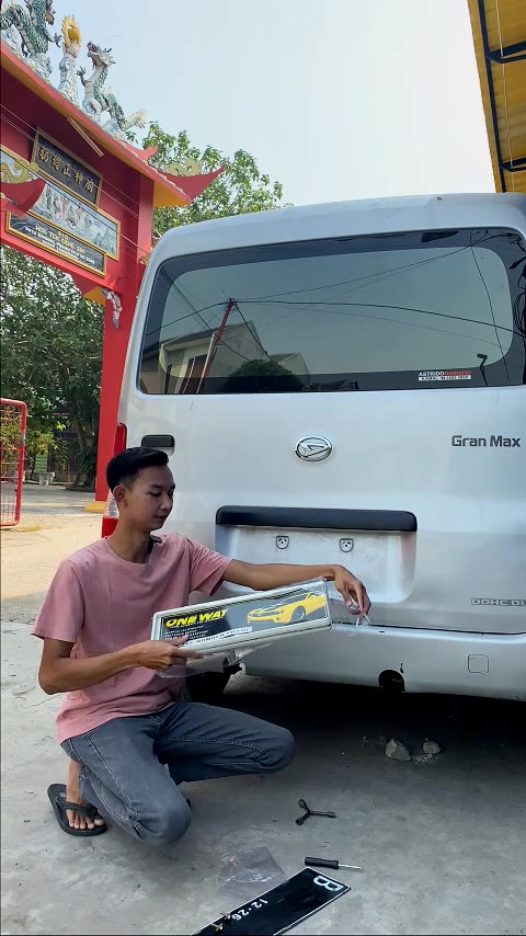 Jual OneWay Tempat Dudukan Plat Nomor Mobil Frame Cover Tatakan Plat ...