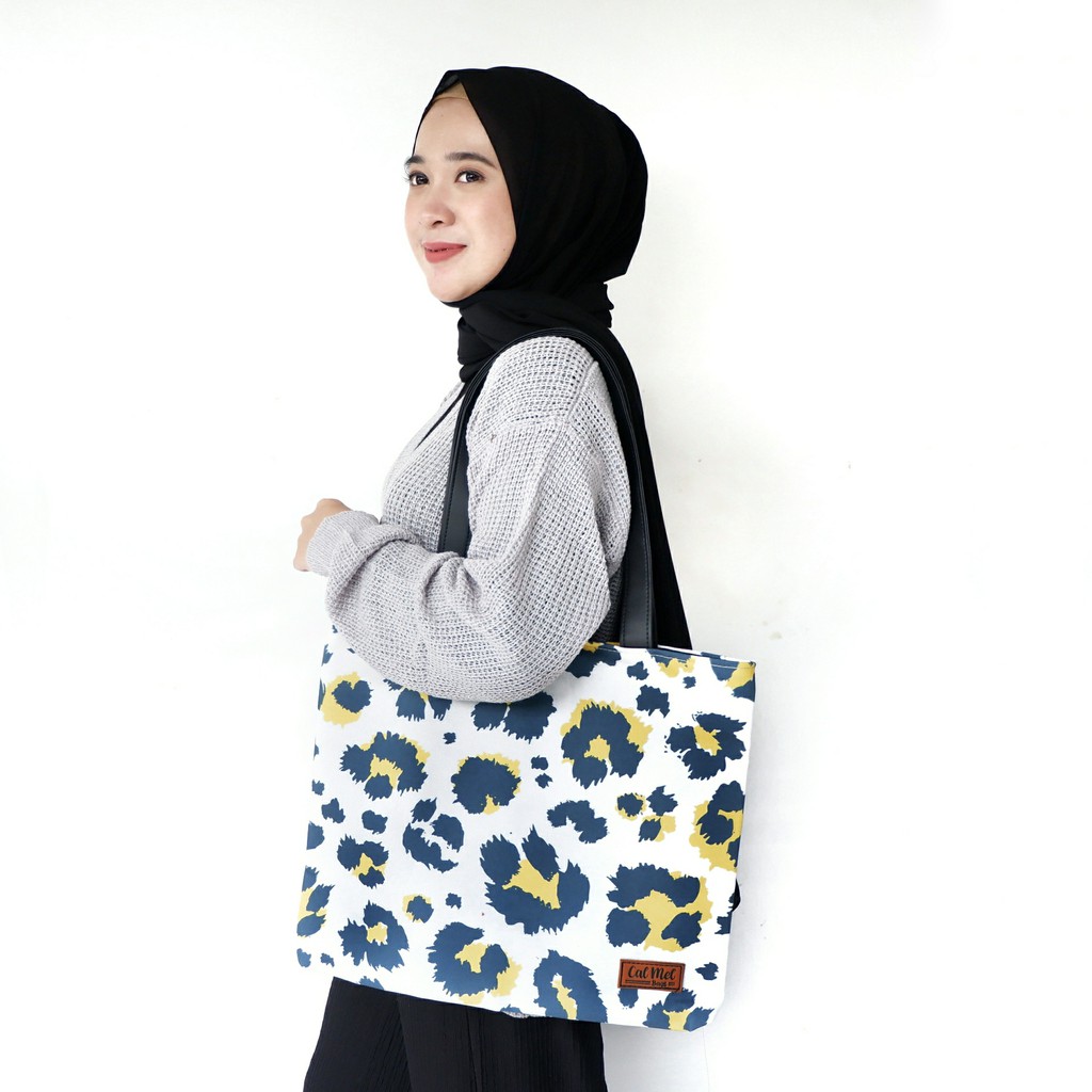 Jual Totebag CalMel Chetah abu | Shopee Indonesia