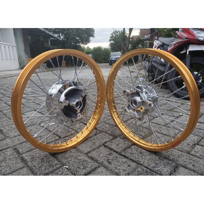 Jual Paketan Velg + Ban Motor R15 V3 17x140 tinggal pasang | Shopee ...