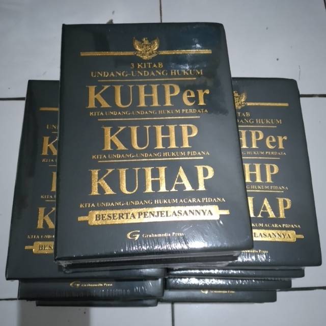 Jual 3 Kitab Undang-Undang Hukum KUHPer KUHP KUHAP Beserta Penjelasanya - Grahamedia Press ...