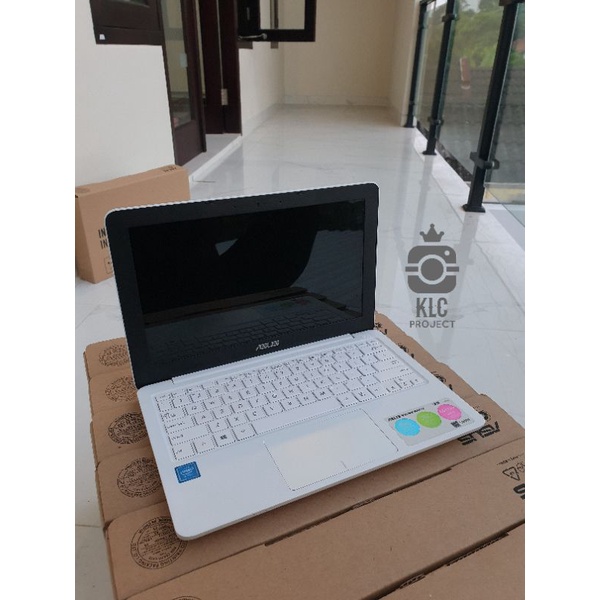 Jual Notebook asus e202s putih ram2gb ssd120gb | Shopee Indonesia