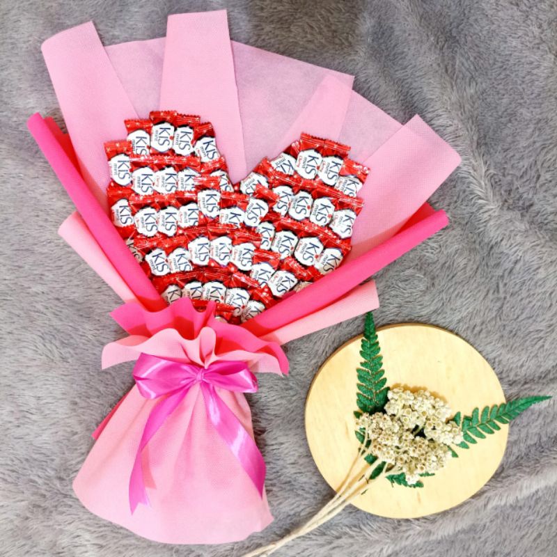 Jual buket LoVe kiss / hadiah wisuda/ buket cantik/ hadiah wisuda ...