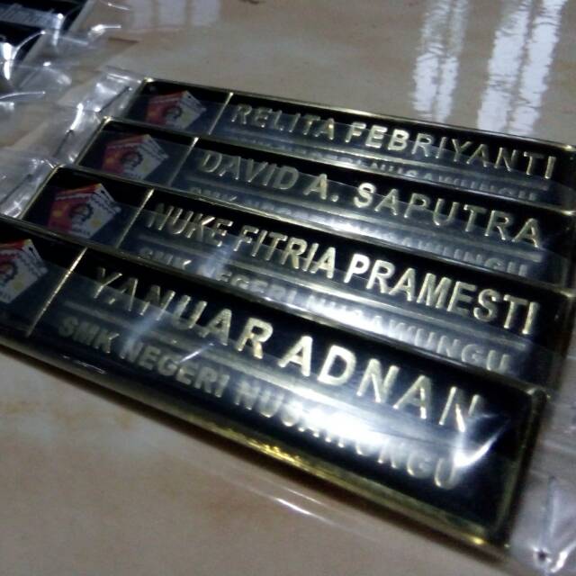 Jual Name tag logam (papan nama dada ) berbagai variasi font (huruf ...