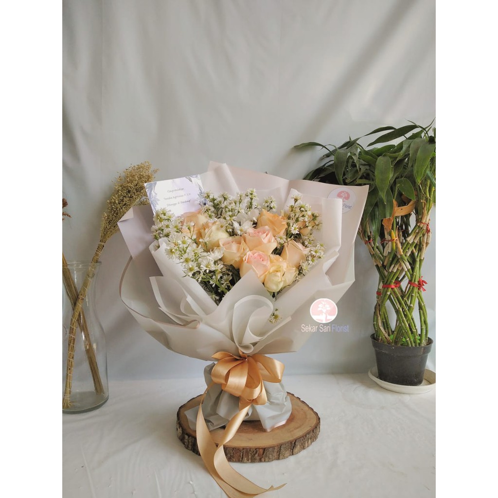 Jual Bouquet mawar segar/buket wisuda/bukettunangan | Shopee Indonesia