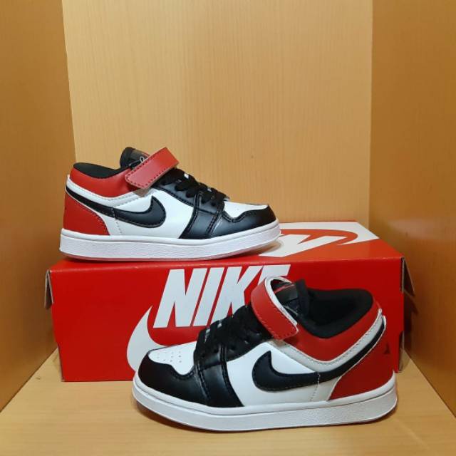 Jual Sepatu Anak Anak Tali perekat Nike Air Jordan 1 low Black White ...
