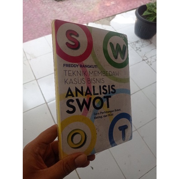 Jual buku teknik membedah kasus bisnis analisis SWOT Freddy rangkuti ...