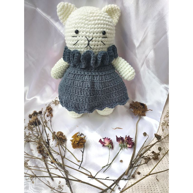 Jual Boneka rajut kucing dengan gaun atau overall pants (amigurumi cat ...