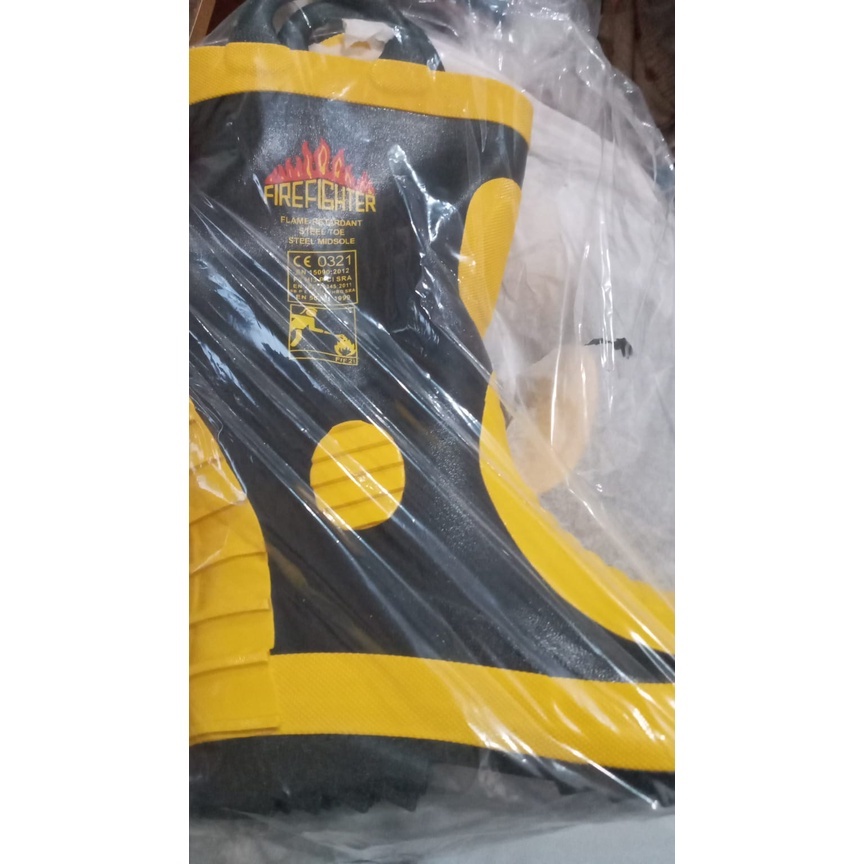 Jual Sepatu Pemadam Kebakaran Model mirip Harvik / Haidar boot damkar ...
