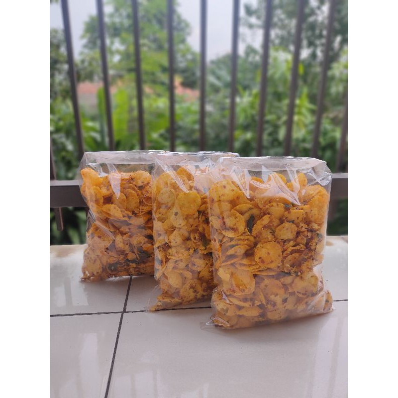 Jual Keripik pedas COMRING pedas daun jeruk 250gram | Shopee Indonesia