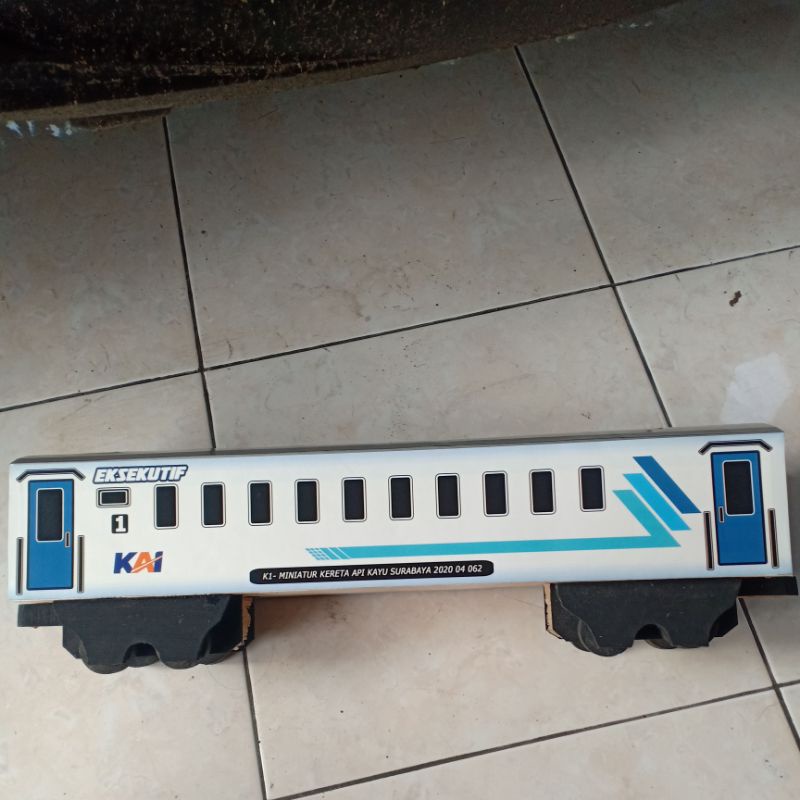 Jual Gerbong Eksekutif Livery 2005 3 Warna PJKA - Miniatur Kereta Api ...