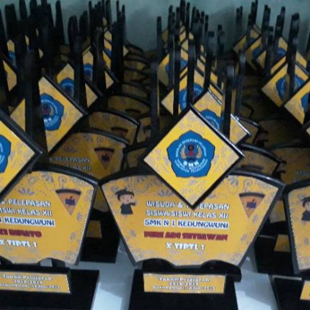 Jual Plakat/Vandel Kayu souvenir merchandise kampus wisuda seminar KKN ...