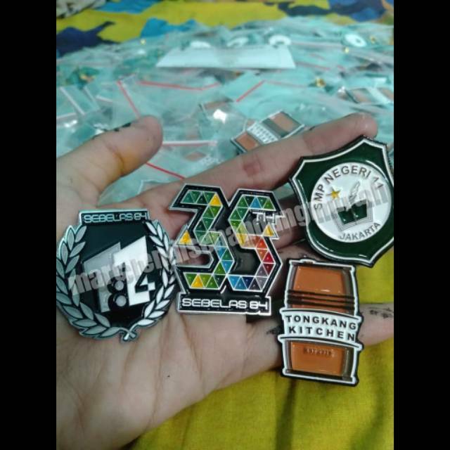 Jual pin enamel black custom | Shopee Indonesia