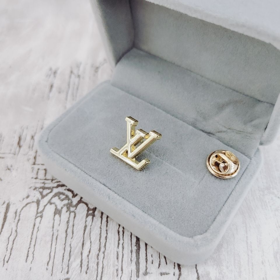 Jual LOUIS VUITTON L's Famous Brooch V-Neck Pin Buckle Suit Collar Pin ...