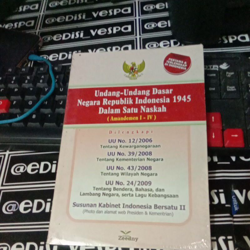 Jual BUKU UUD DASAR NEGARA REPUBLIK INDONESIA 1945 DALAM SATU NASKAH ( AMANDEMEN I - IV ...