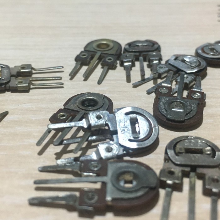 Jual TRIMPOT TRIMMER POTENSIOMETER VARIABLE RESISTOR 100 2200 2K2 5000 ...