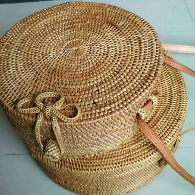 Jual Tas rotan ate bulat (round rattan sling bag). Ata bag | Shopee ...