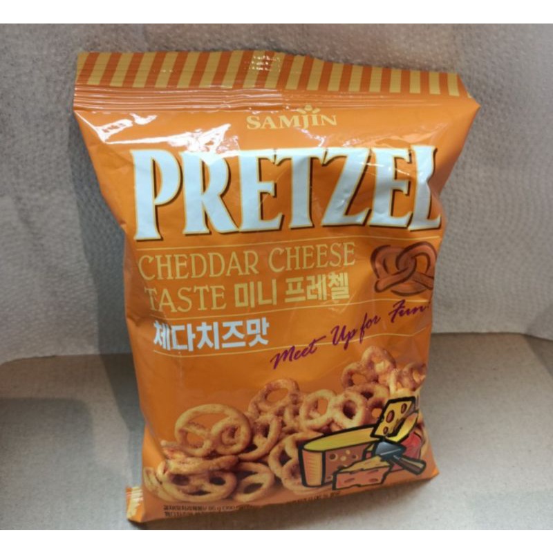 Jual SAMJIN PRETZEL BISCUIT PRETZEL RASA CHEDDAR CHEESE 85GR | Shopee ...