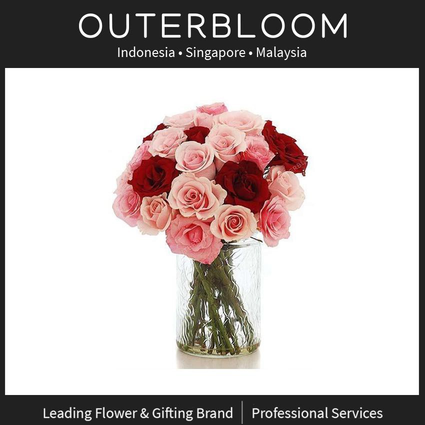 Jual Bunga Meja - 2 Dozen Of Red And Pink Roses In A Glass Vase | Shopee Indonesia