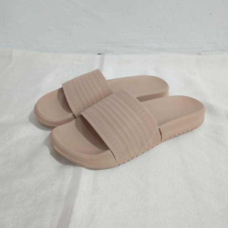 Jual Sendal Slop wanita Merek IRSOE dengan tampilan yang simple elegan ...