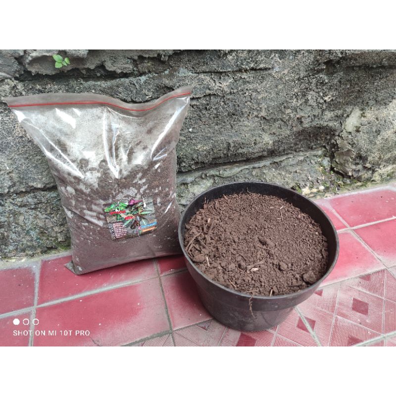 Jual Tanah Hitam / Top Soil ( Premium) | Shopee Indonesia
