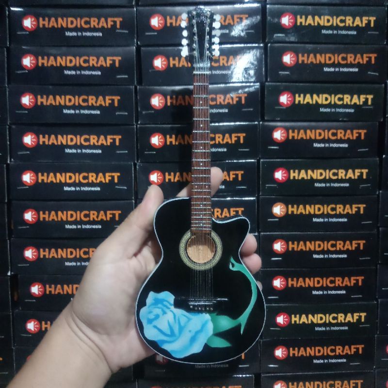 Jual Miniatur gitar akustik gibson senar 12 souvenir pajangan dekorasi ...