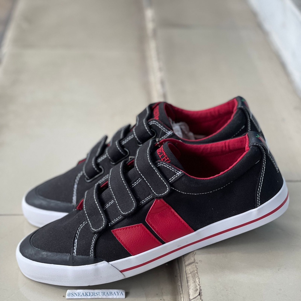Jual Macbeth Eliot Velcro Black Muted Red | Shopee Indonesia