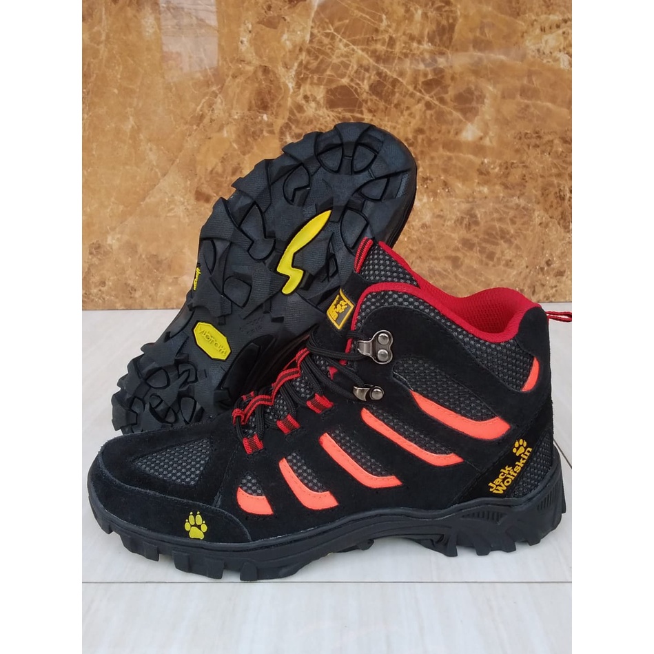 Jual SEPATU GUNUNG TERBARU JACKWOLFSKIN SOL RUBBER VIBRAM GRADE ORI ...