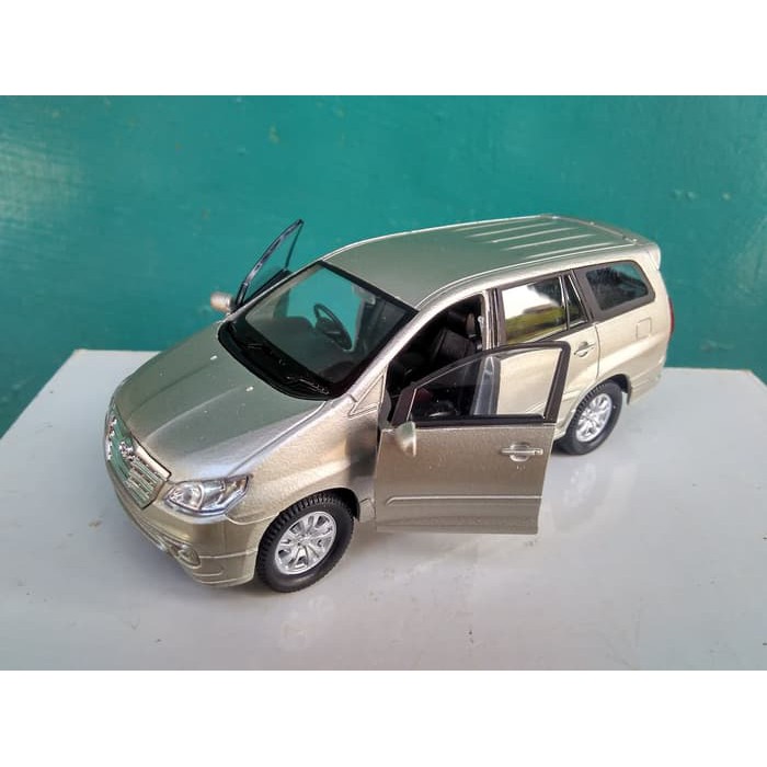 Jual Diecast Innova miniatur Toyota kijang Innova mainan model mobil ...
