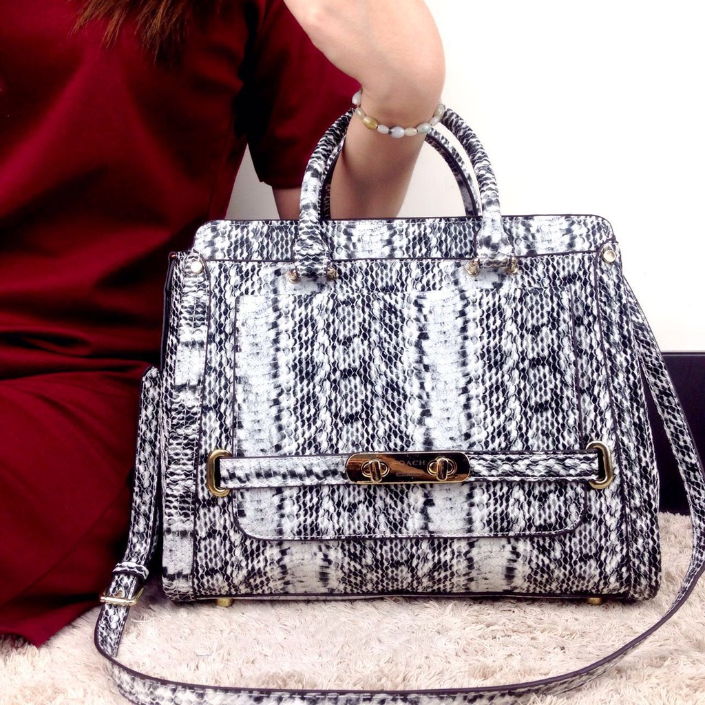 Jual COACH Swagger Frame | Shopee Indonesia