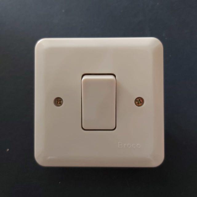 Jual Saklar Engkel BROCO / Saklar Single / Saklar Seri BROCO / Saklar ...
