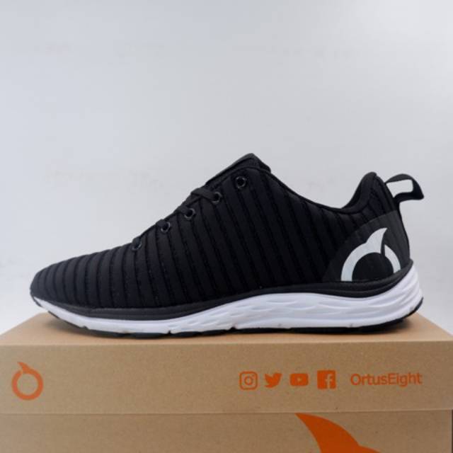 Jual Sepatu Lari Running OrtusEight Vulture Black White 11030016 ...