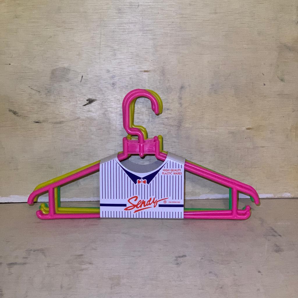 Jual Hanger Gantungan Baju Plastik Warna Besar Sendy 1 Pack ( 6 pcs ...
