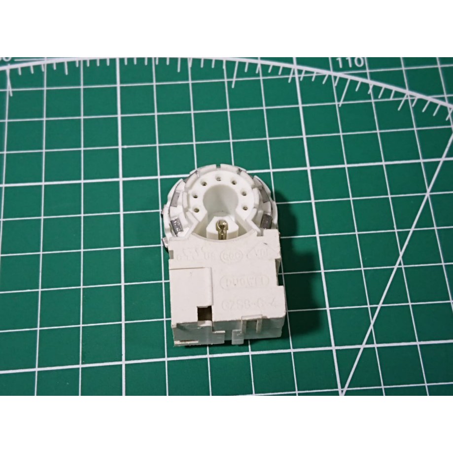 Jual Socket CRT 7 Pin Plus 1 Kaki Lebar Leher Kecil | Shopee Indonesia