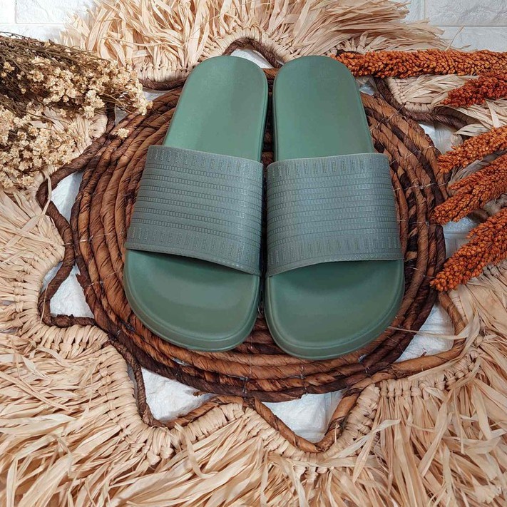 Jual Sendal Slop wanita Merek IRSOE dengan tampilan yang simple, elegan ...