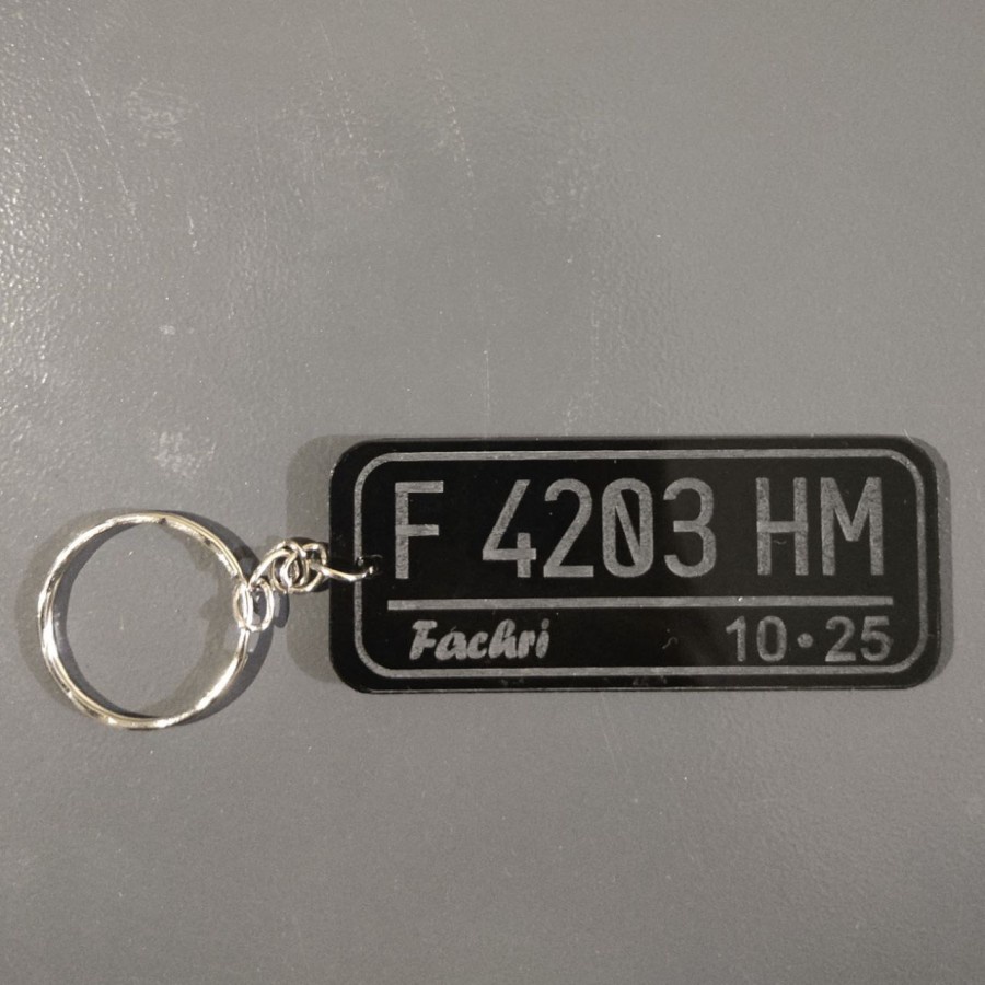 Jual Gantungan kunci model plat nomer akrilik grafir - Hitam//Engraved ...