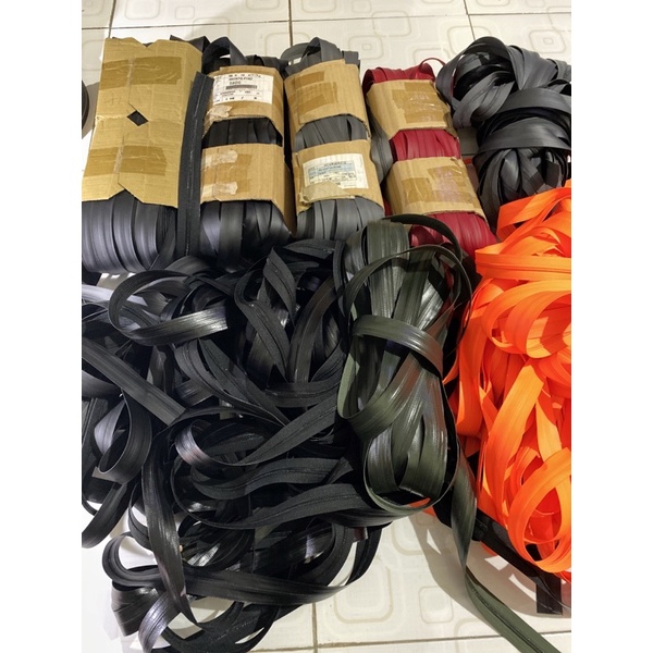 Jual daun resleting ykk waterproof (antiair) no 5 daun zipper anti air daun resleting koil coil ...
