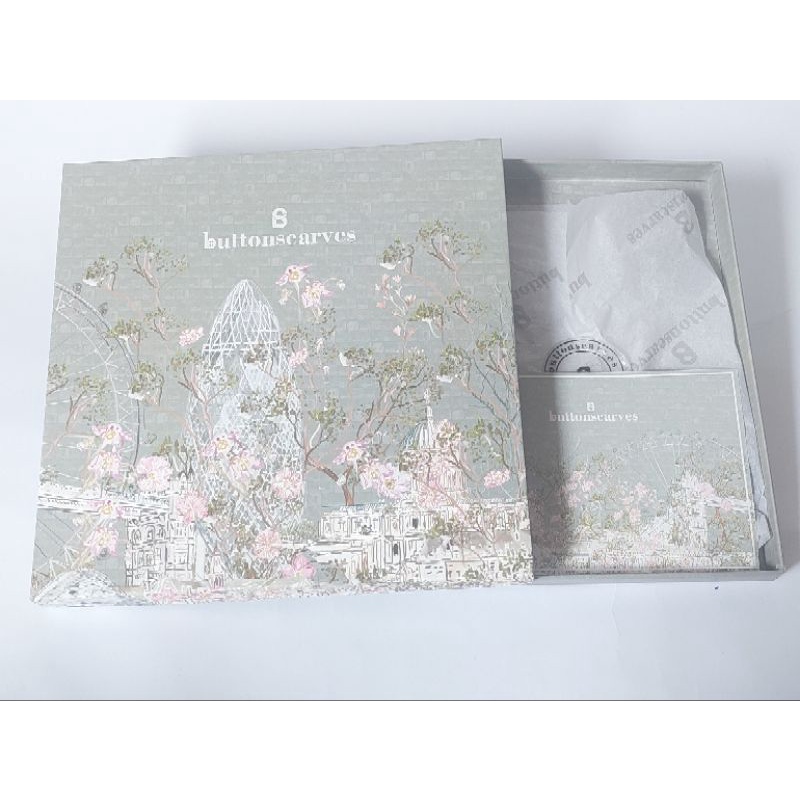 Jual Box Kerudung Buttonscarves edisi The British | Shopee Indonesia