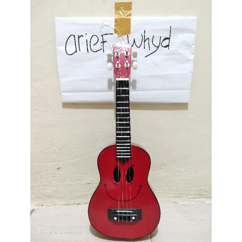 Jual ukulele/kencrung senar 4 model smile ( bonus pick ) | Shopee Indonesia