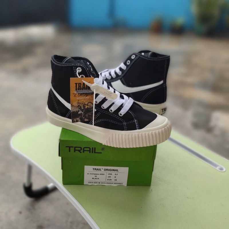 Jual Trail d'compass / Sepatu trail tinggi hitam putih / Sepatu boots ...