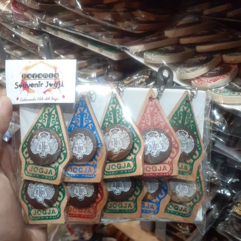 Jual 10 pcs Gantungan Kunci Jogja Wayang Gunungan Batik Warna Souvenir Indonesia | Shopee Indonesia