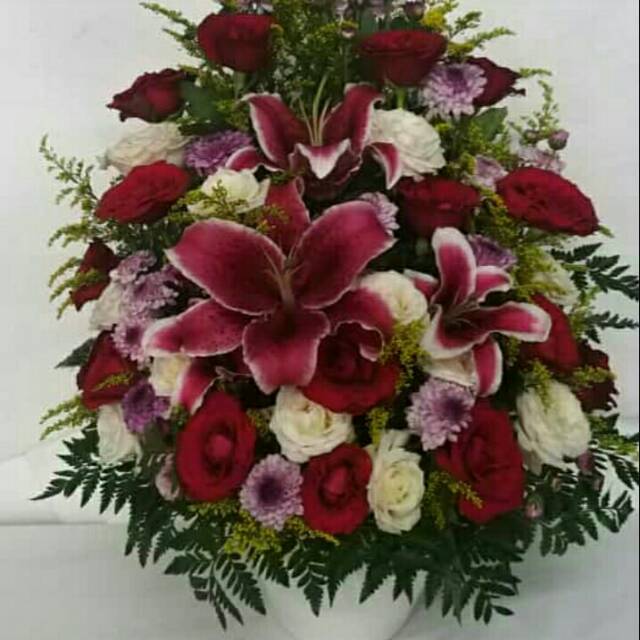 Jual Rangkaian bunga mawar dan lily segar spesial ultah dan wisuda ...