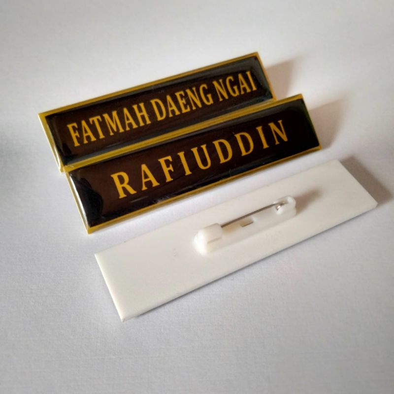 Jual Name Tag Akrilik Peniti Latar hitam tulisan Emas / Papan nama dada ...