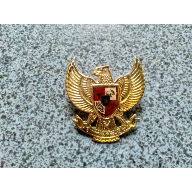 Jual Pin Garuda/pin peci/pin jas almamater ukuran 3cm | Shopee Indonesia